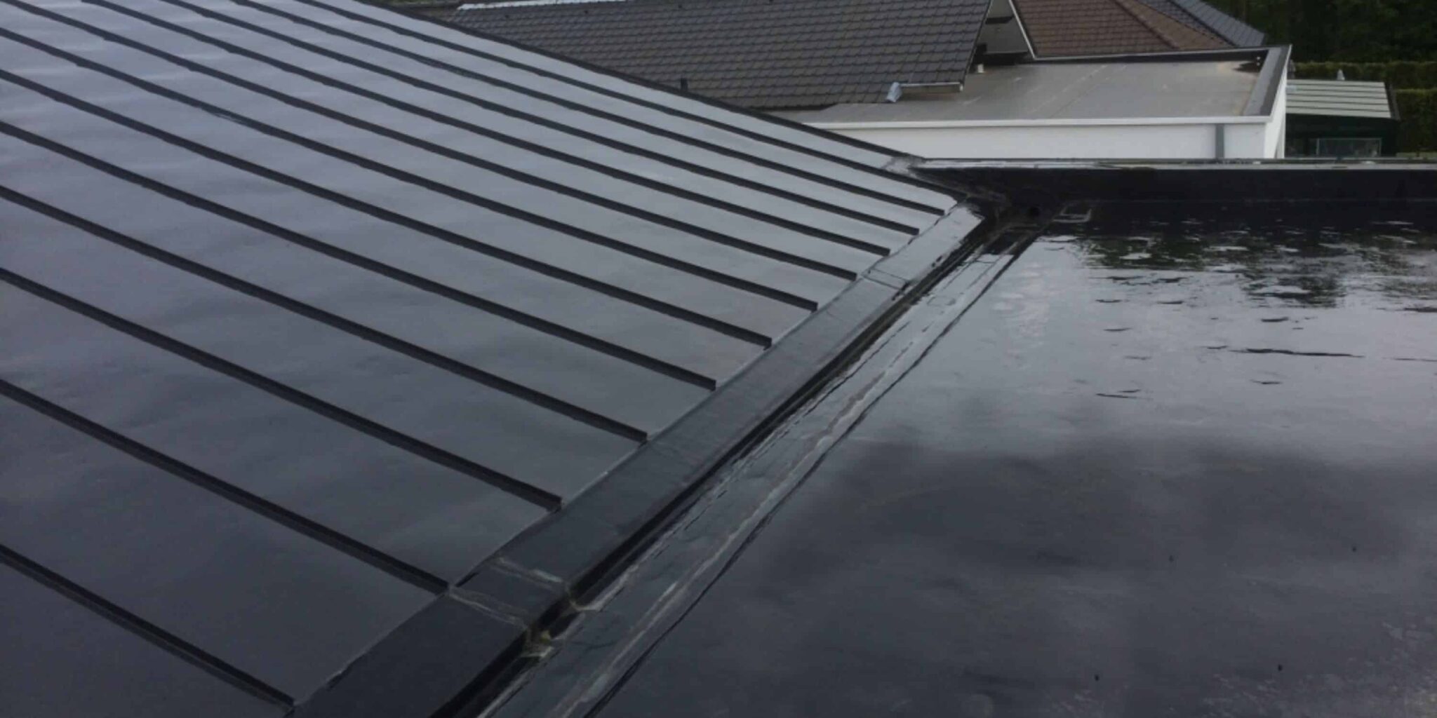 Water op plat dak: oorzaken & oplossingen [+ FAQ]